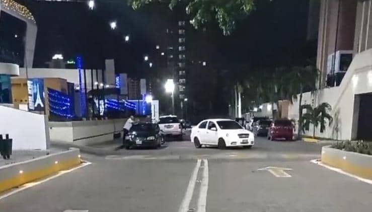 Notiprensa DigitalDetrás del C.C París: Abren acceso vial entre las ...