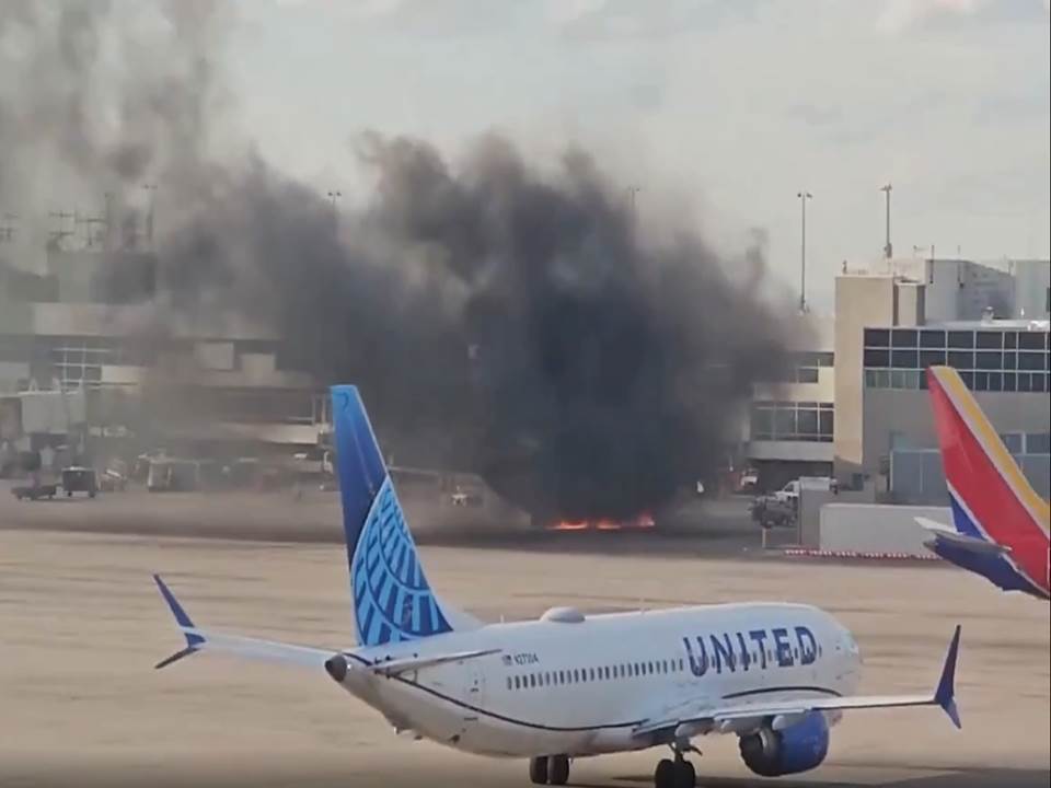 Notiprensa Digital¡Pasajeros evacuaban caminando sobre el ala! Avión se incendia en Aeropuerto ...